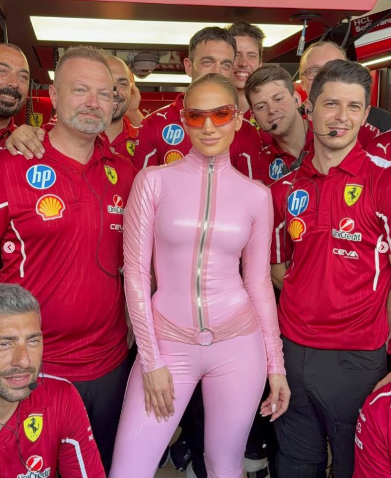 Онлайн вестник Струма - Живот - Изцяло в латекс, Джей Ло показа ...